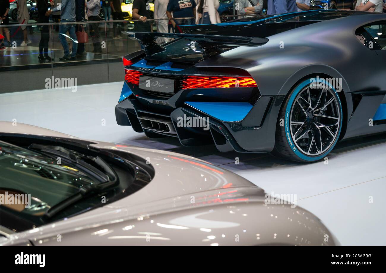 Bugatti Divo - Brand new mid-engine track sports car - Dubai Motor Show ...