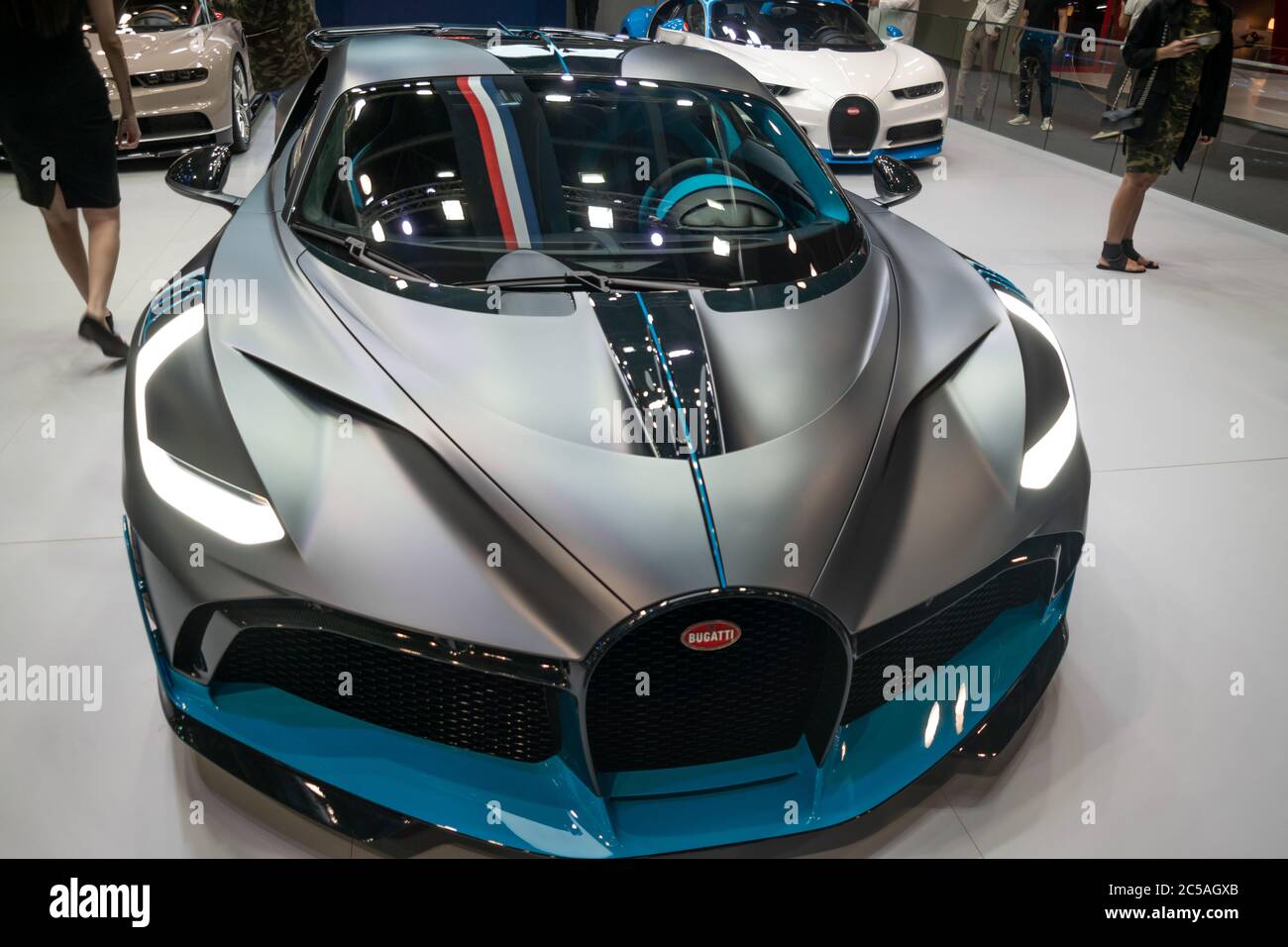 Bugatti Divo - Brand new mid-engine track sports car - Dubai Motor Show ...