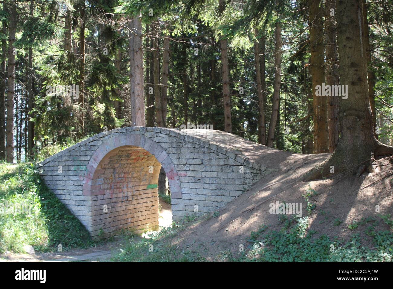 Old brick bridge hi-res stock photography and images - Alamy