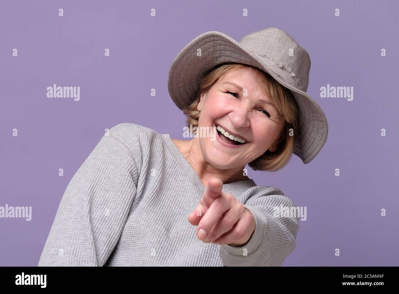 Woman in summer hat pointing her finger at the camera Stock Photo - Alamy