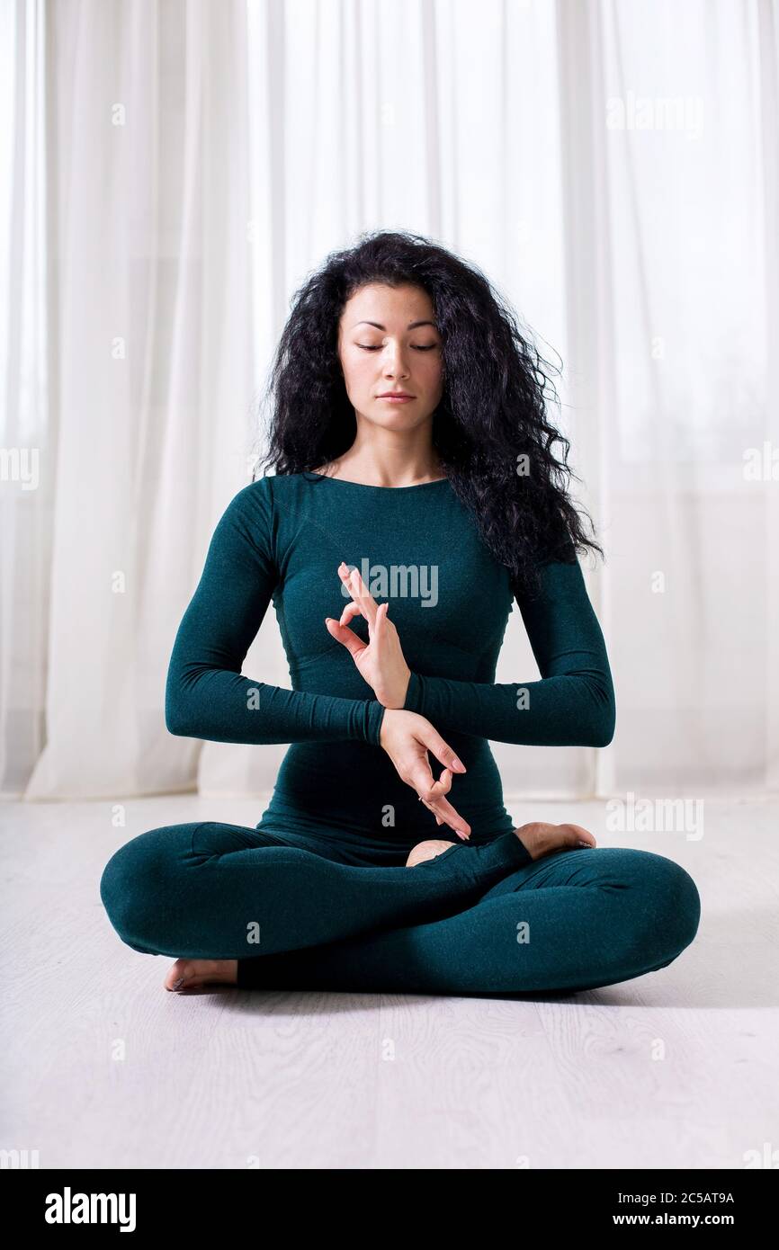 Arms folded legs crossed hi-res stock photography and images - Alamy