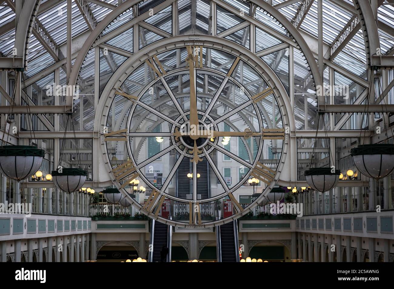 Large mechanical clock hi-res stock photography and images - Alamy