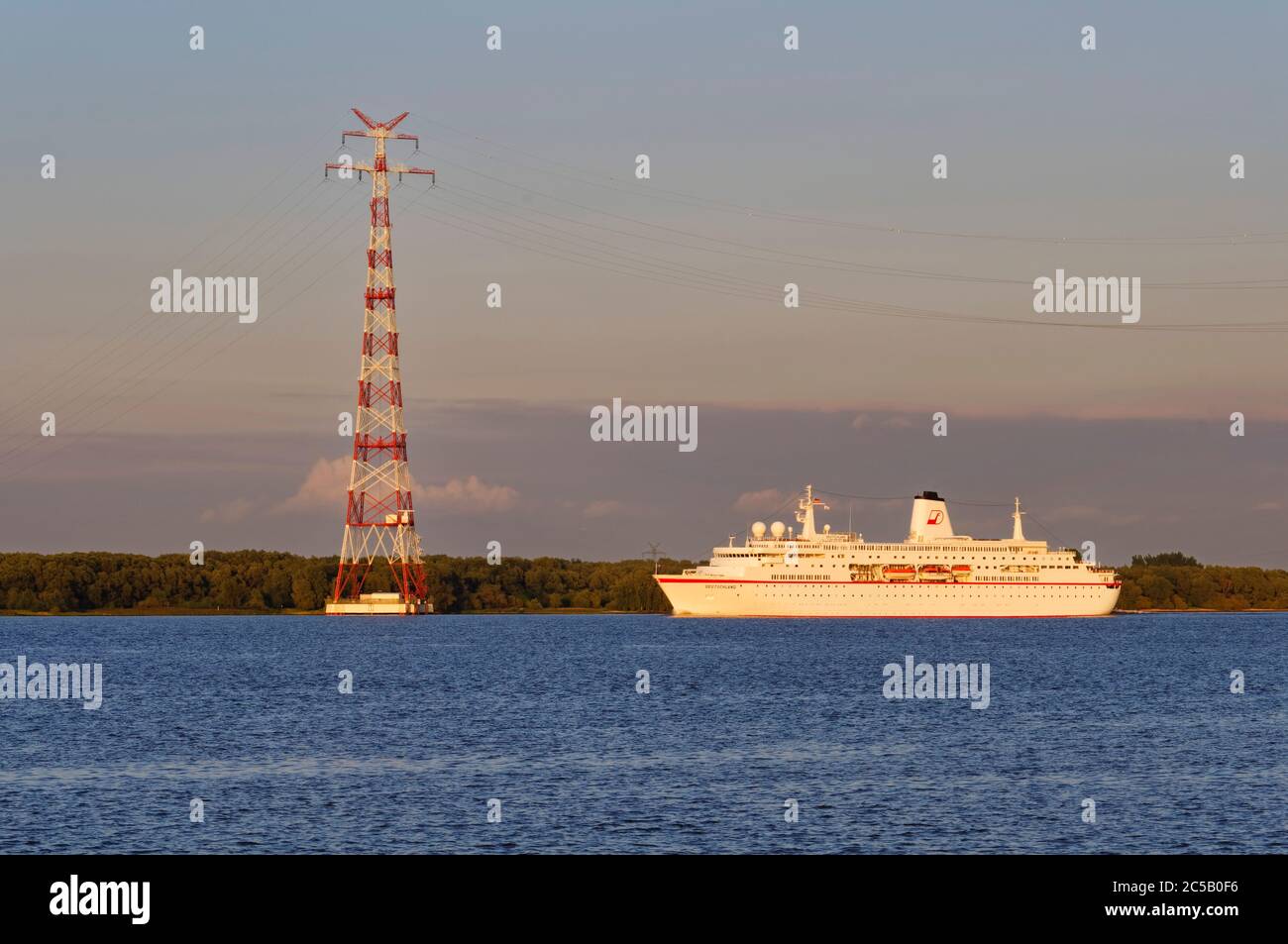 Cruiser cruise crossing hi-res stock photography and images - Alamy