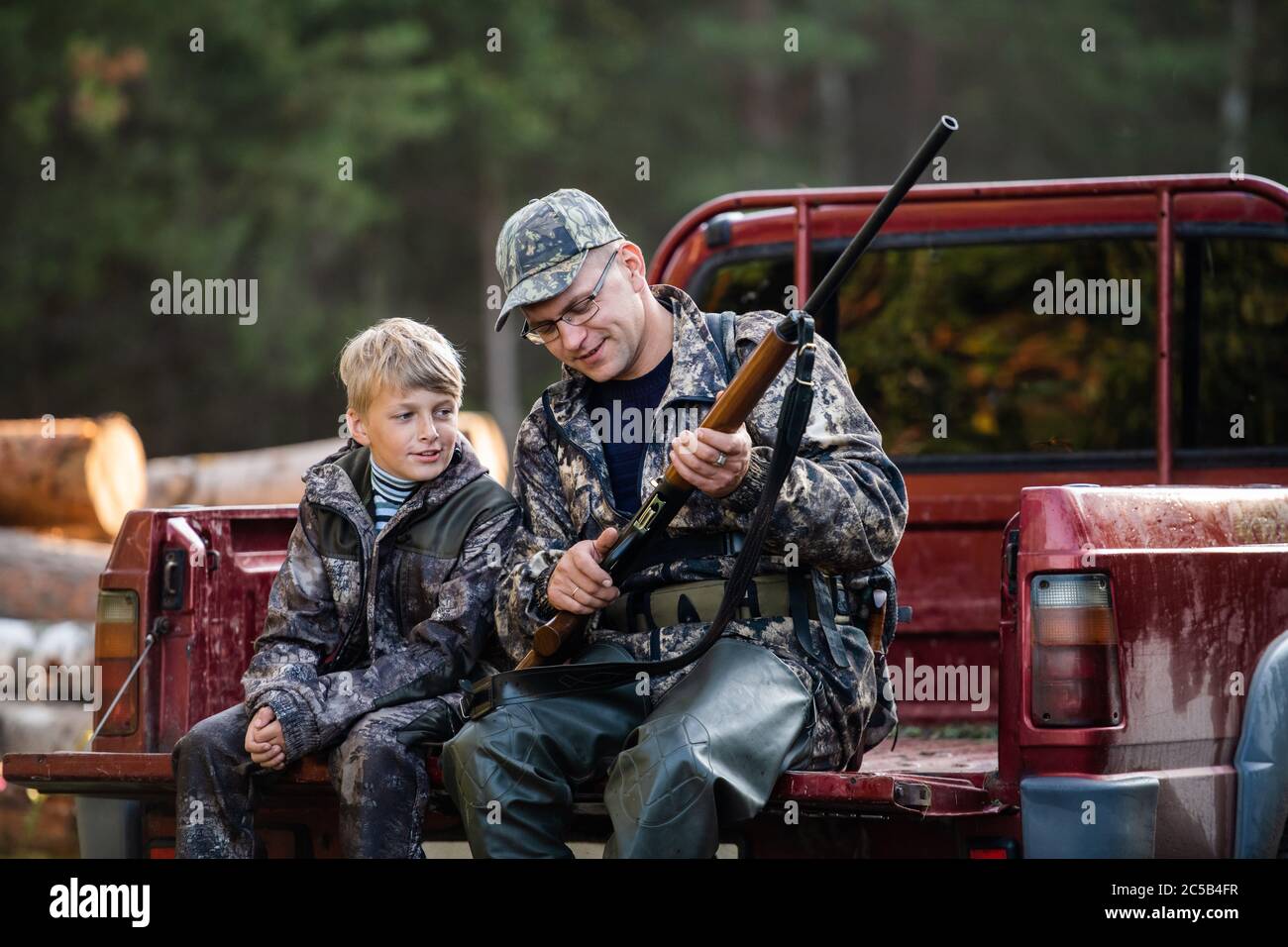 Senior hunter rifle forest hi-res stock photography and images - Alamy