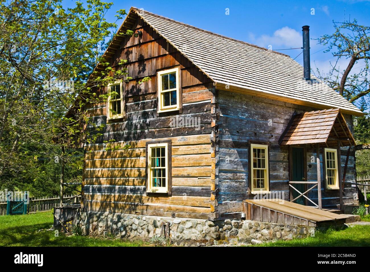 Pioneer log cabin hi-res stock photography and images - Alamy