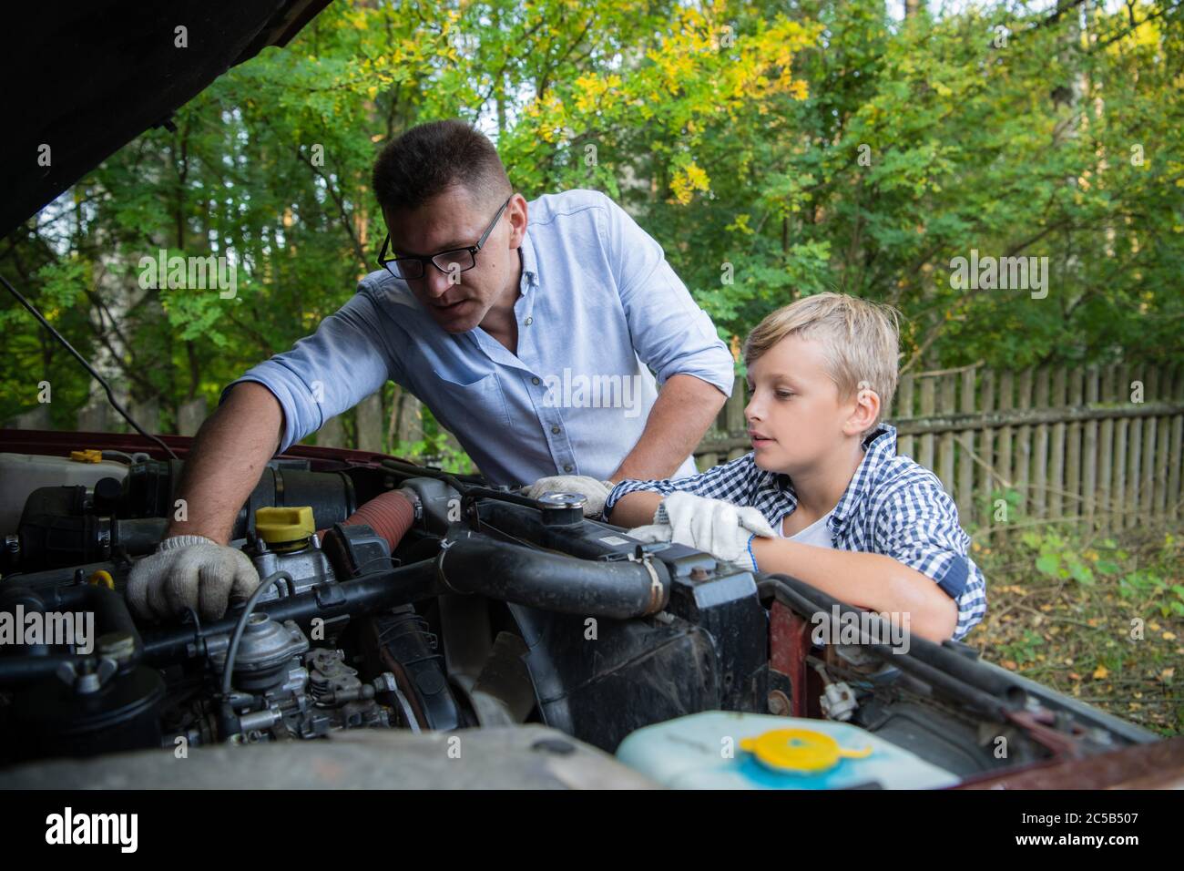 Father son car repair hi-res stock photography and images - Alamy