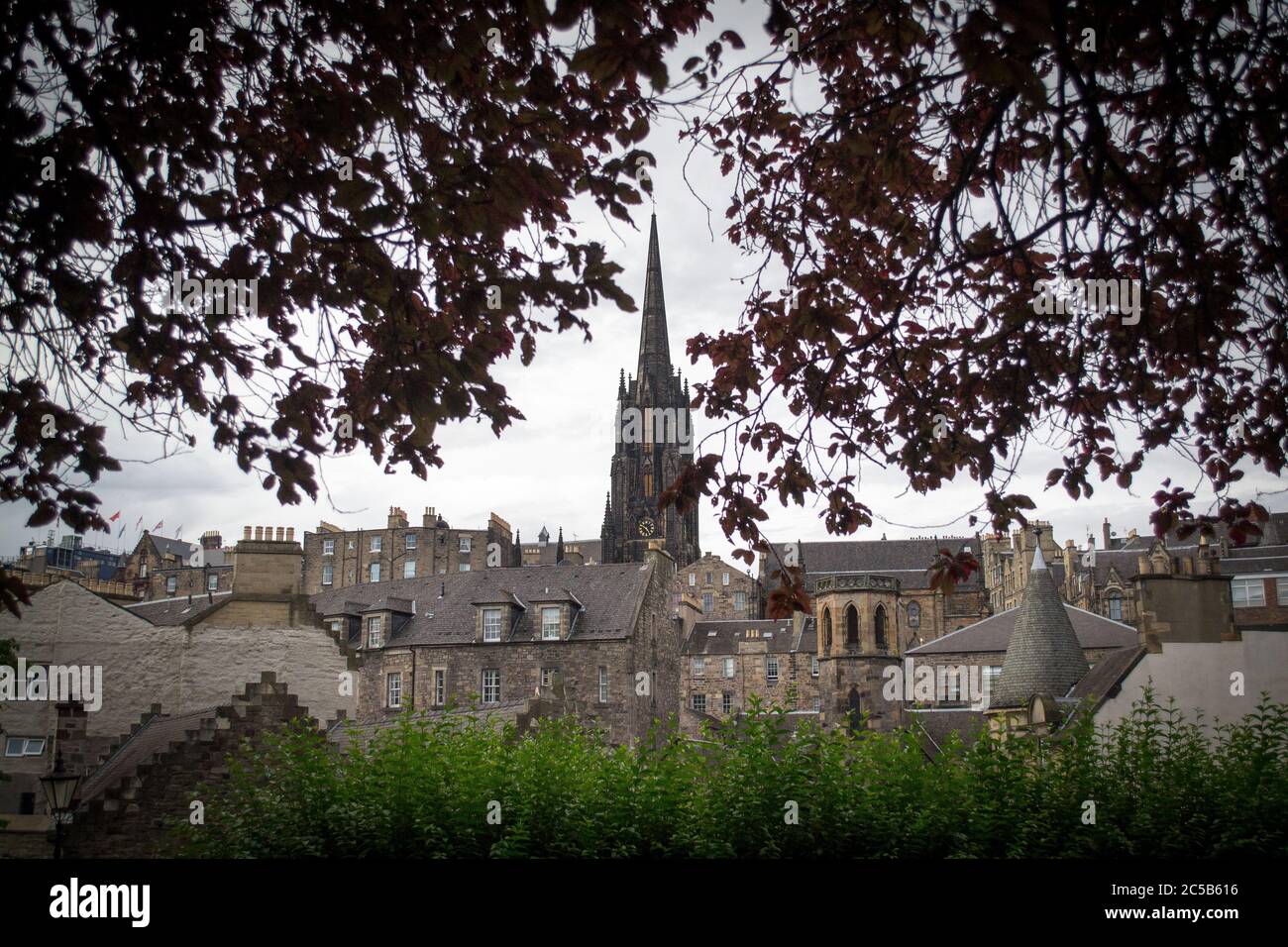 Beautiful view of the old buildings and towers captured in Edinburgh ...