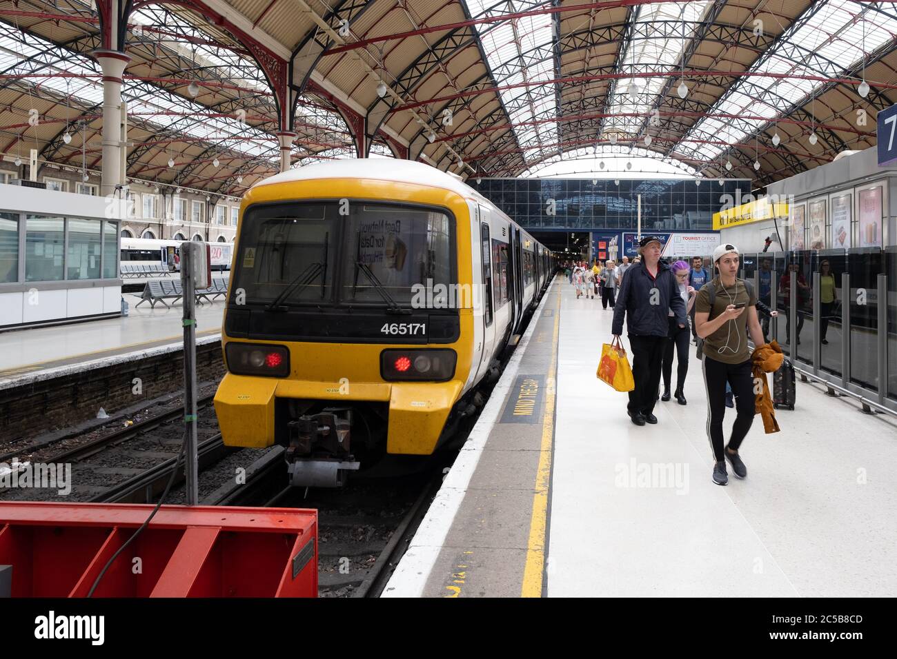 Passengers at the platform and trains at London Victoria Station Stock ...