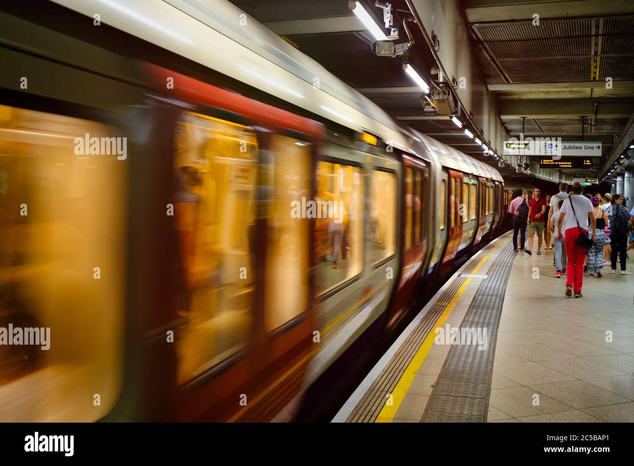 Train leaving the station on the London Underground Stock Photo - Alamy