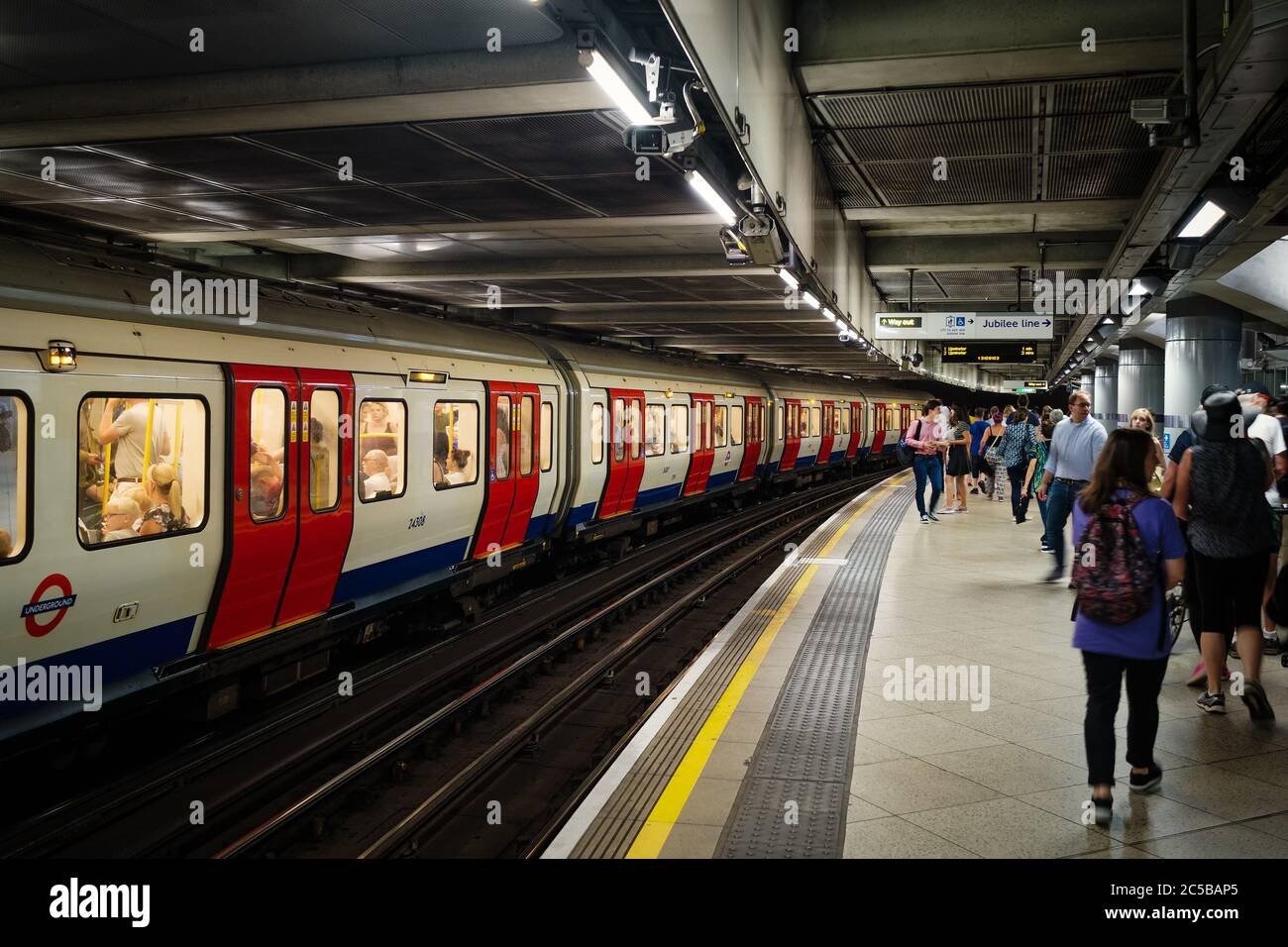 London commute tube historic hi-res stock photography and images - Alamy