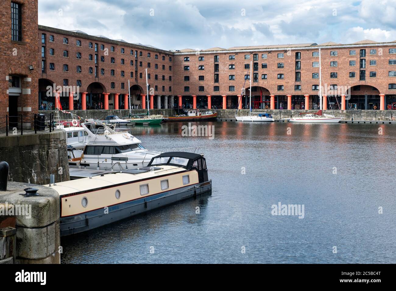 Royal albert dock brick hi-res stock photography and images - Alamy
