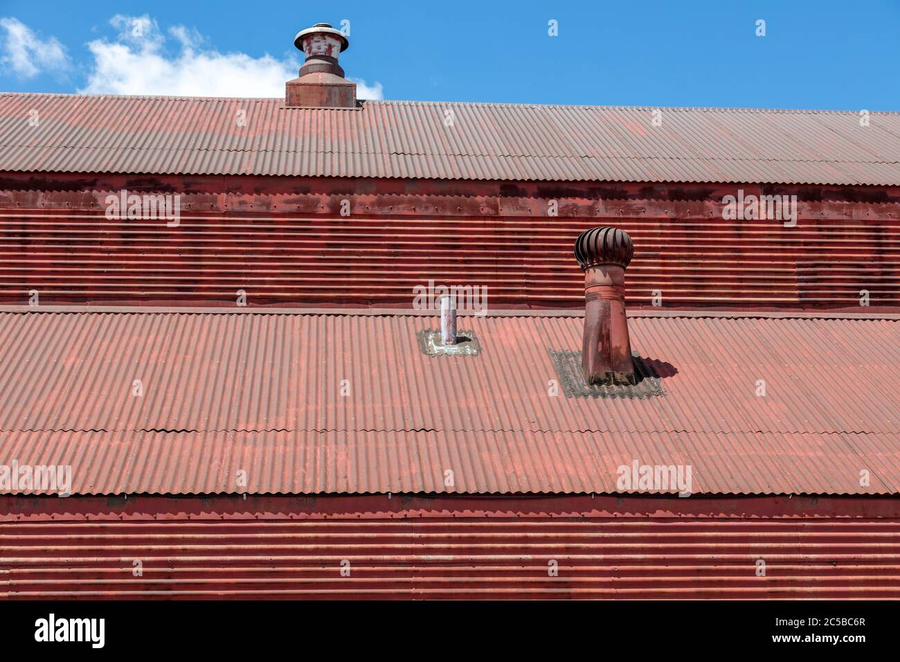 Old rusted corrugated tin roof hi-res stock photography and images - Alamy