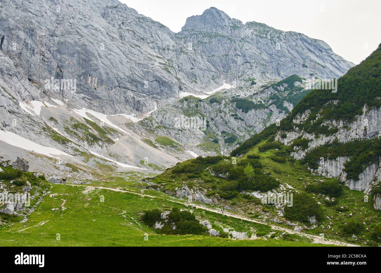 Gebirge bergsteigen klettersteig hi-res stock photography and images ...