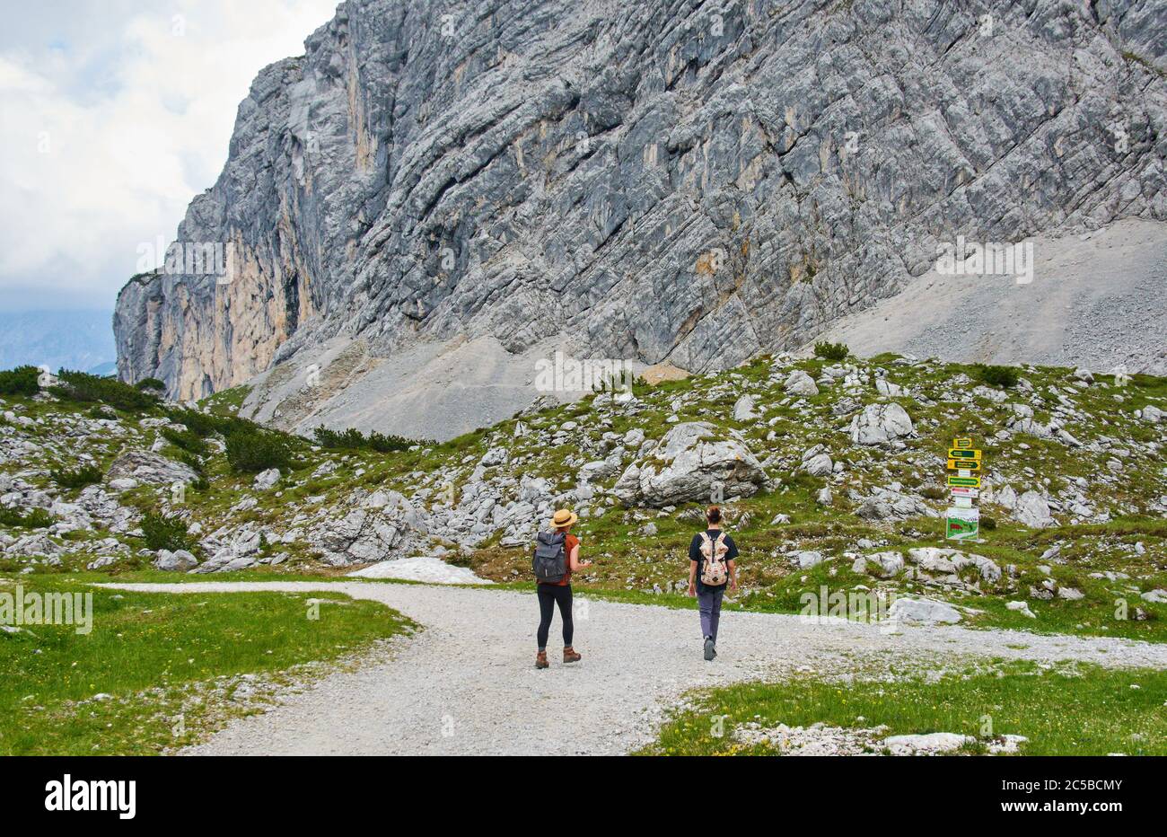 Gebirge bergsteigen klettersteig hi-res stock photography and images ...