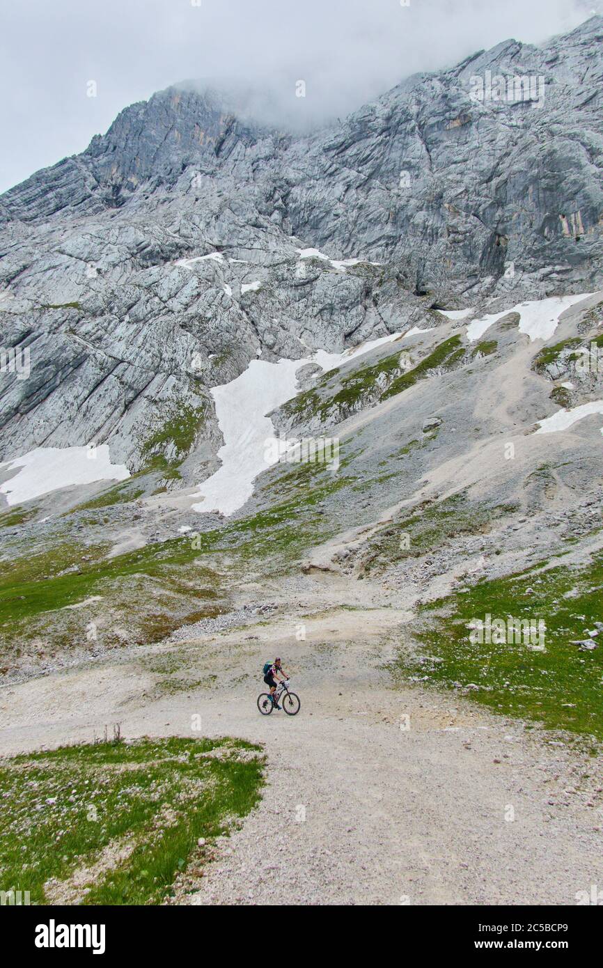 Gebirge bergsteigen klettersteig hi-res stock photography and images ...