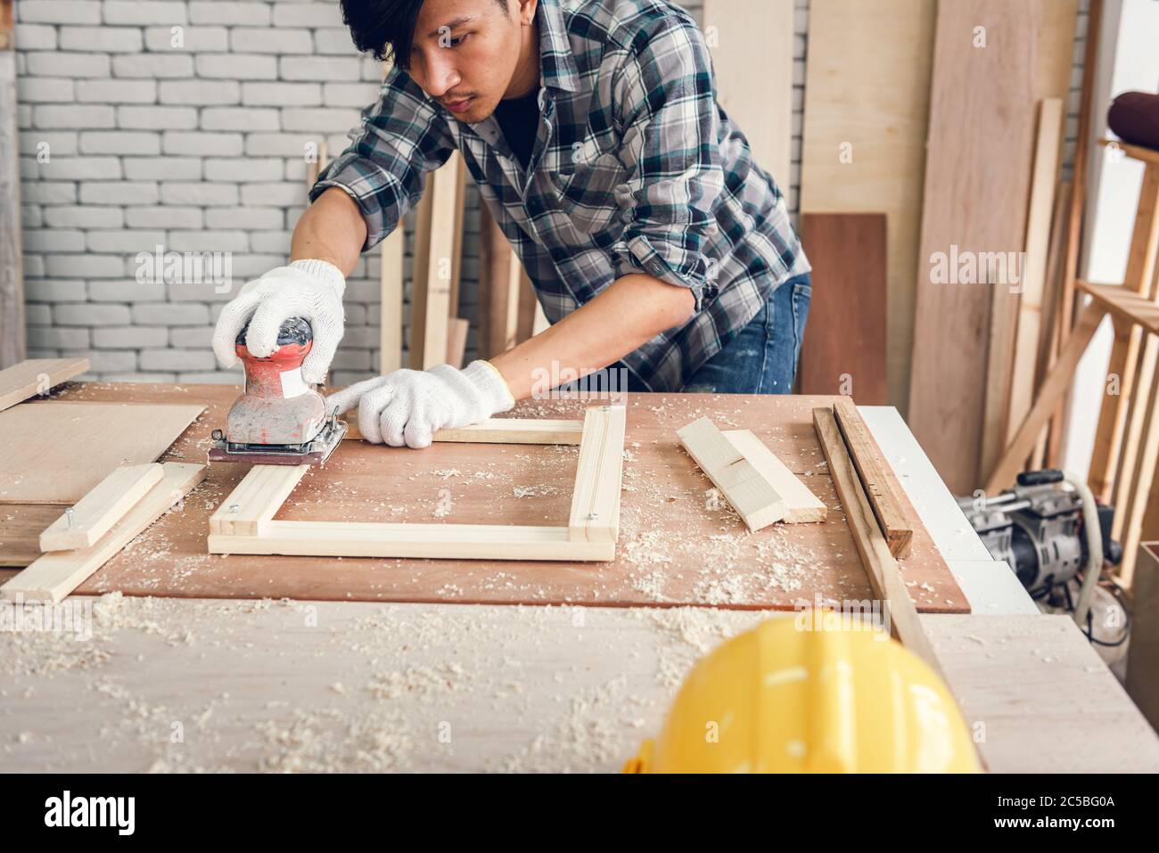 Man using hands to frame hi-res stock photography and images - Alamy