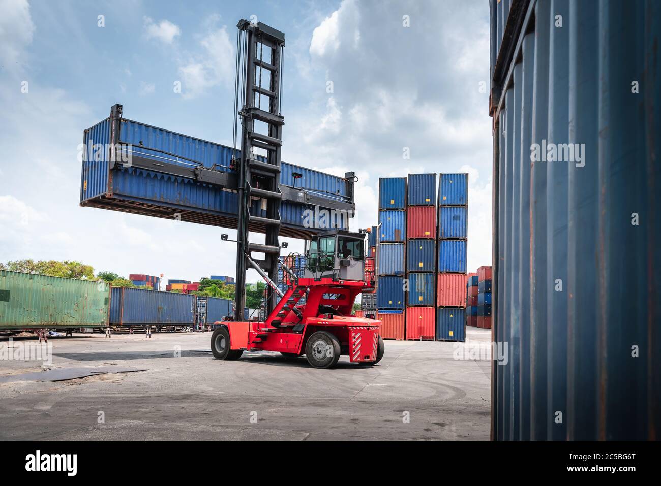 Forklift stacking container hi-res stock photography and images - Alamy