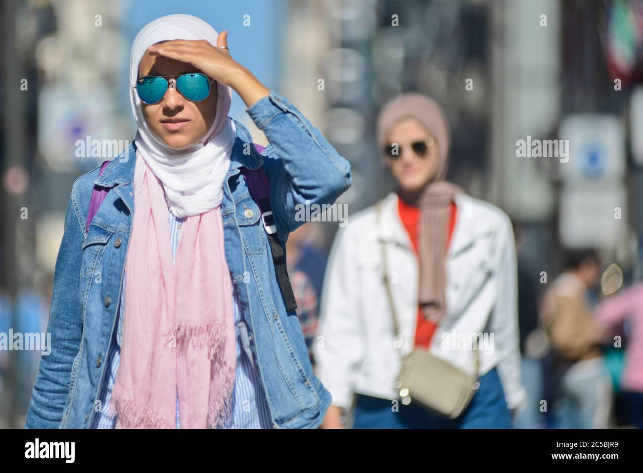 Muslim girls friends hi-res stock photography and images - Alamy