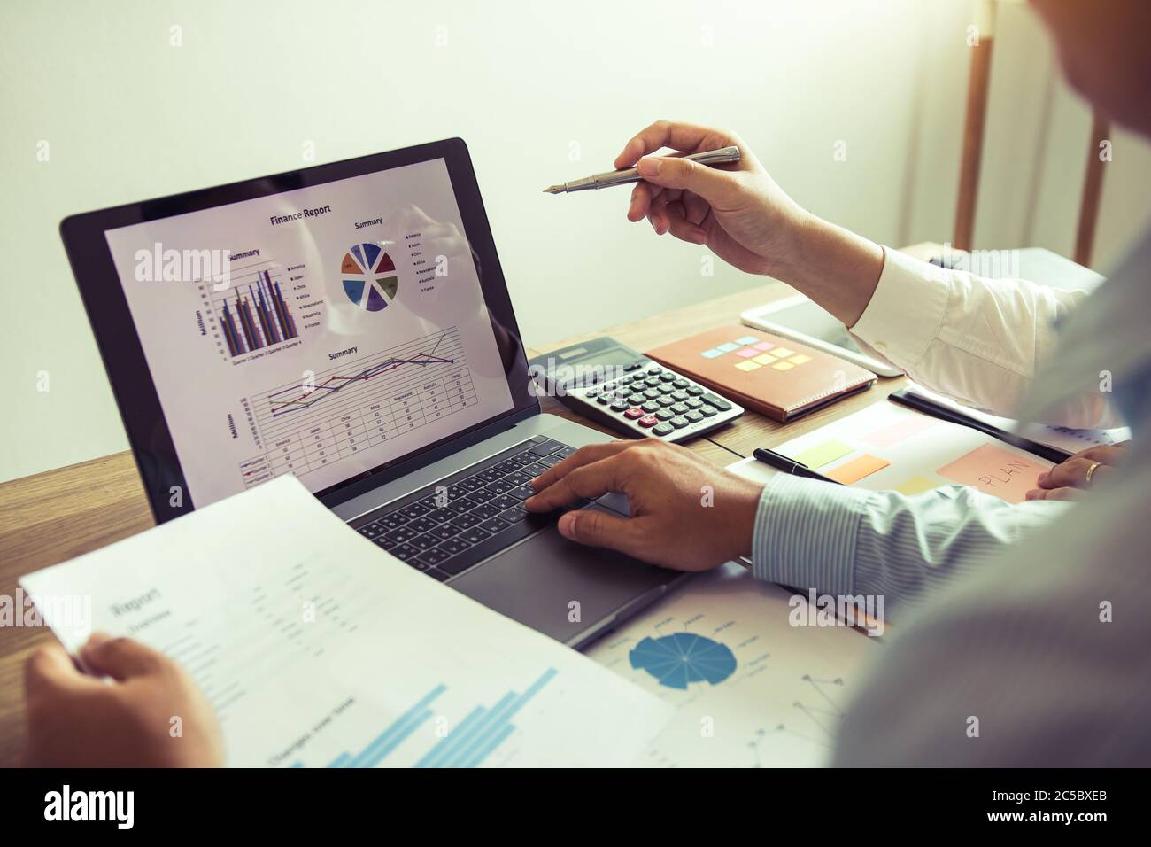 Financial statements computer screen hi-res stock photography and ...