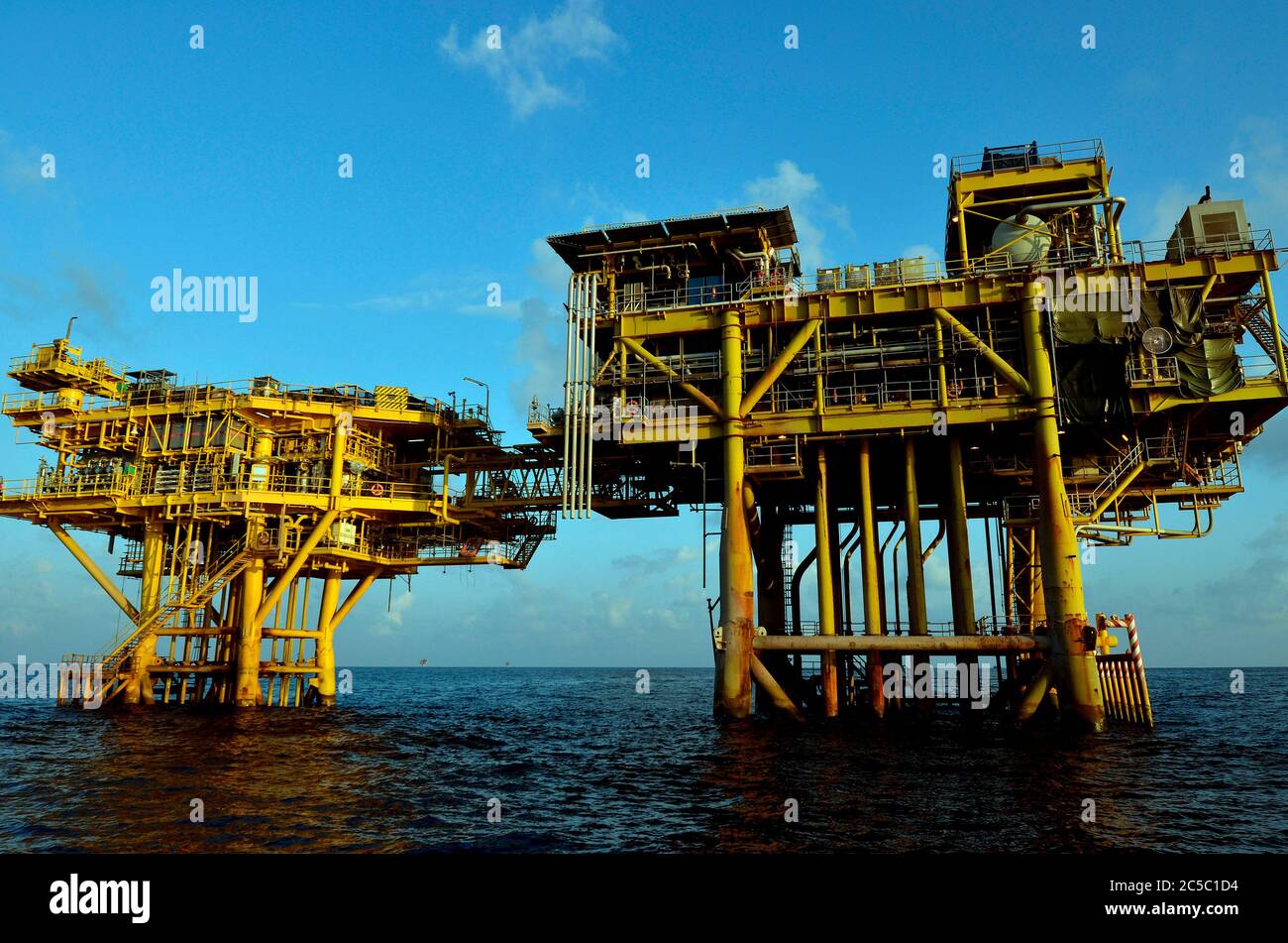 Underwater oil rig hi-res stock photography and images - Alamy