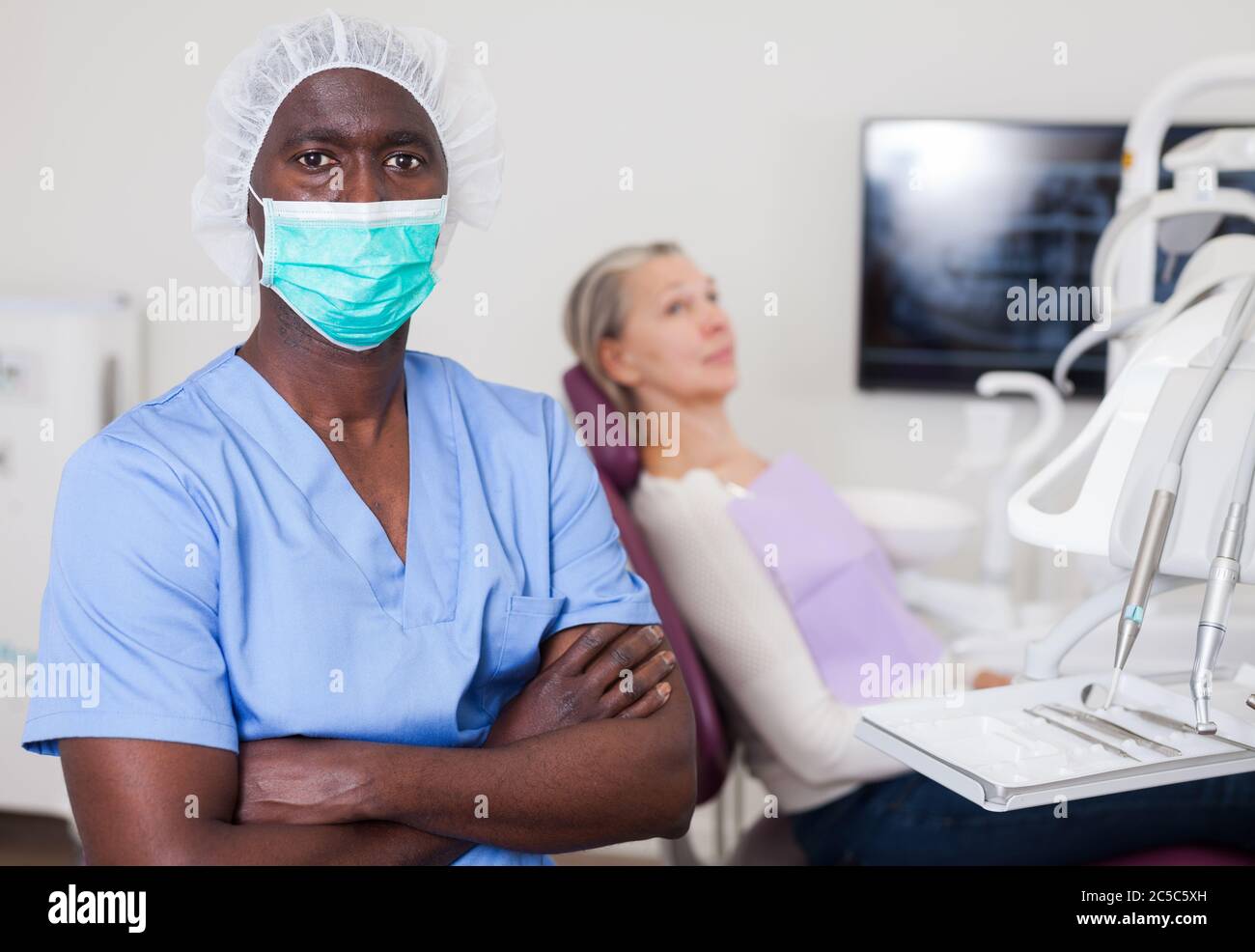 Dentist shows ray woman hi-res stock photography and images - Alamy