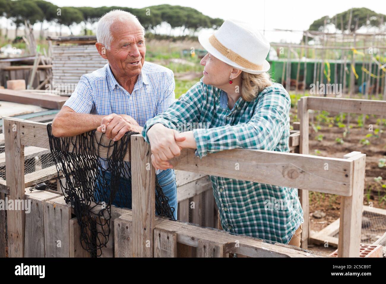 Happy elderly couple on their farm Stock Photo - Alamy
