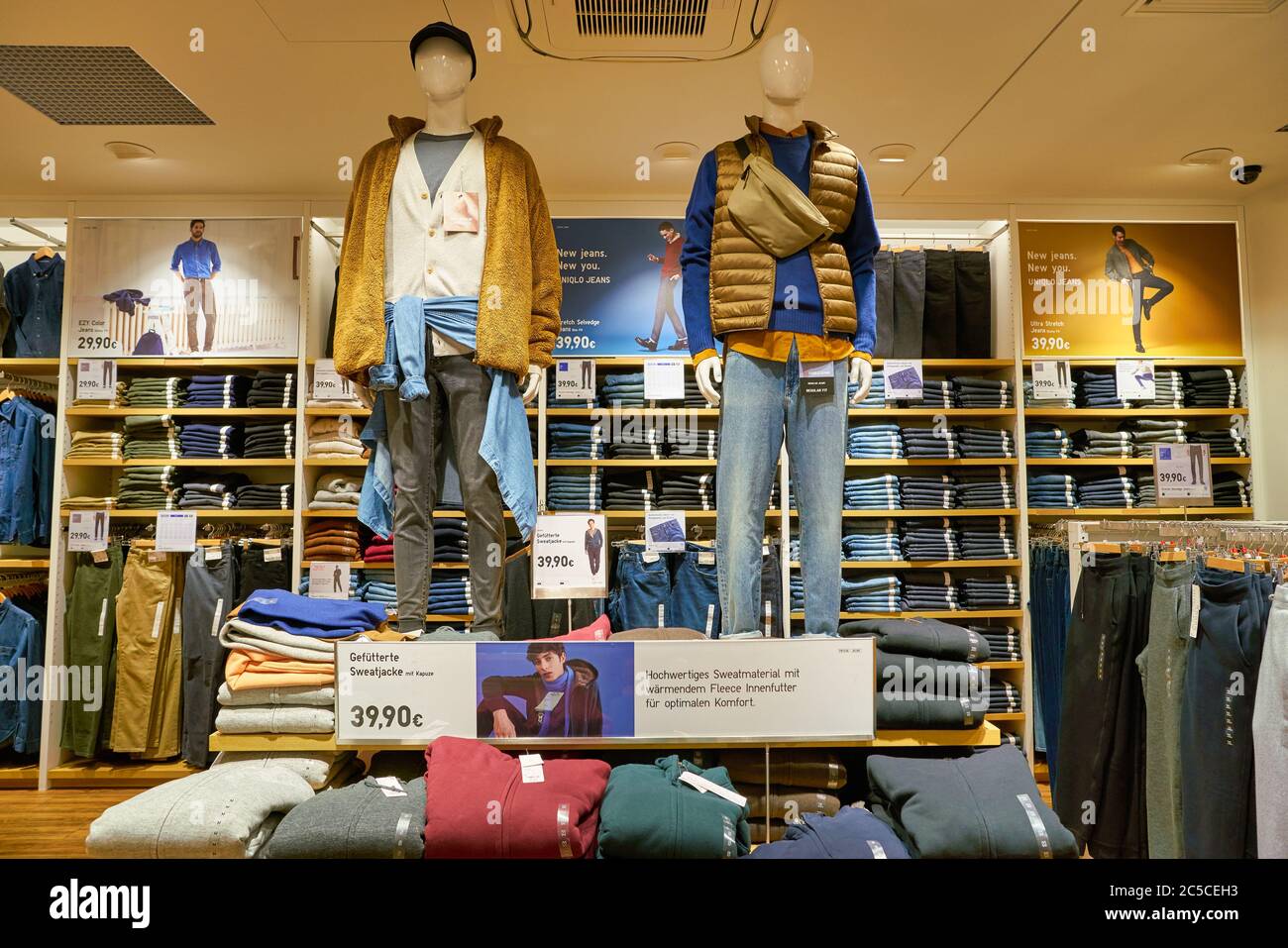 Uniqlo store berlin hi-res stock photography and images - Alamy