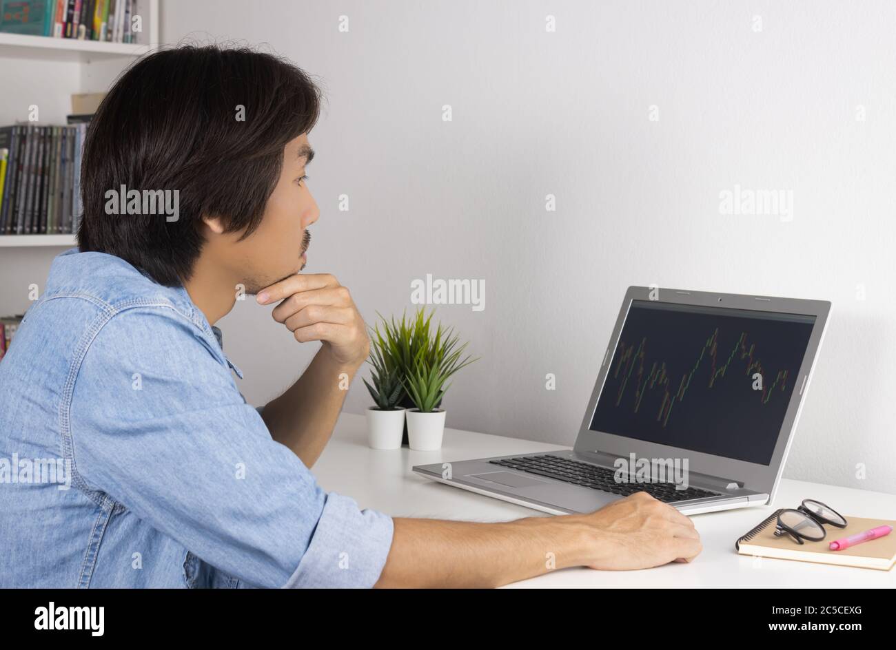 Chinese trader monitor hi-res stock photography and images - Alamy