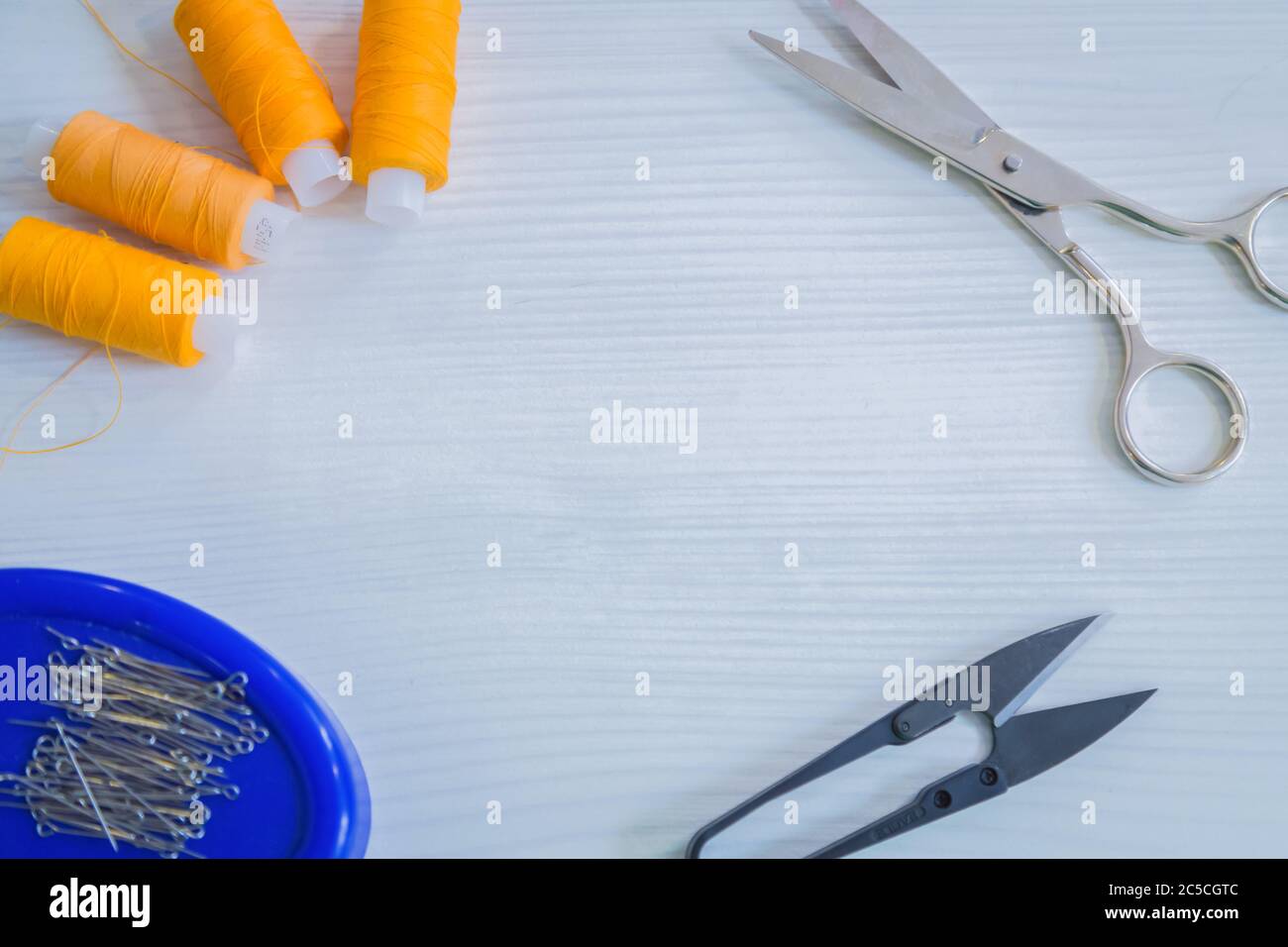 Thread snips hi-res stock photography and images - Alamy