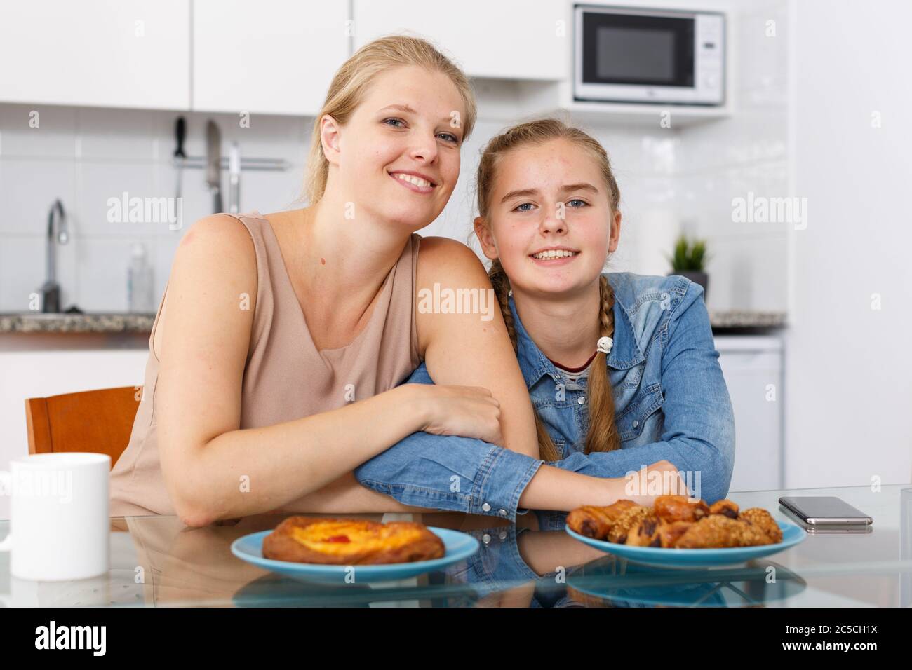 Mother teenage daughter drinking tea hi-res stock photography and ...