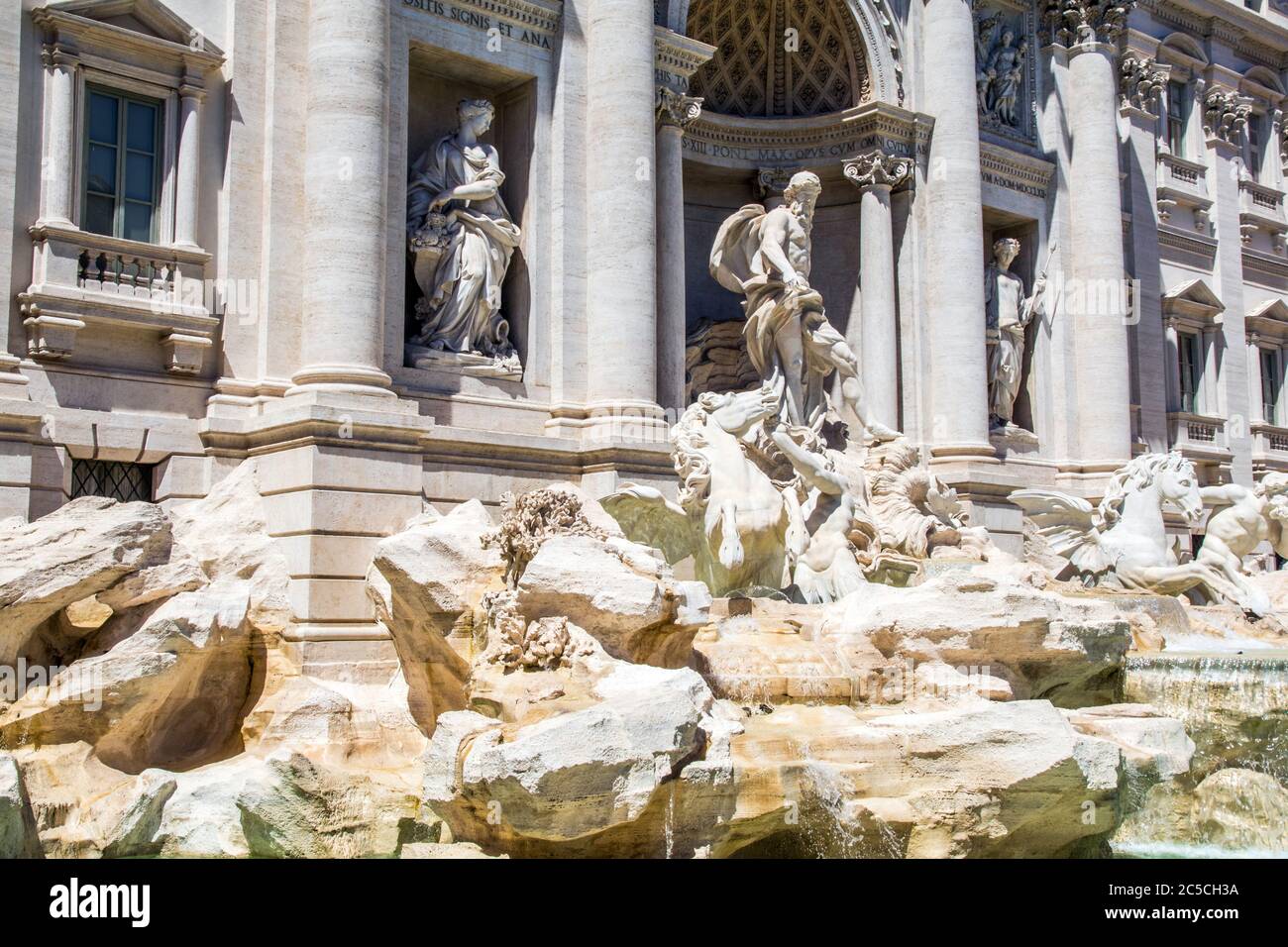Trevi fountain icon iconic sculpture fontana oceanus tritons rome italy hi-res stock photography ...