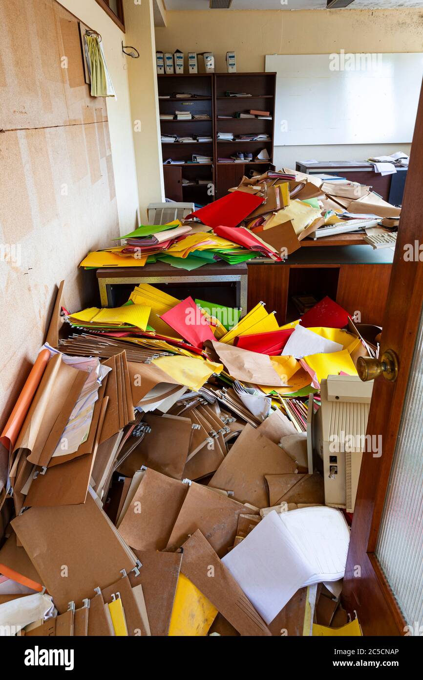 Office full of papers hi-res stock photography and images - Alamy