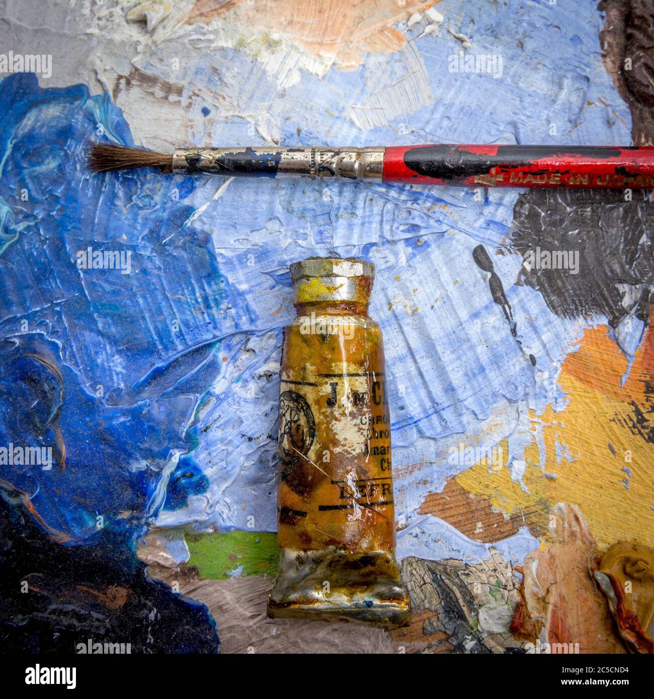 Pallette, tube of paint and brush Stock Photo - Alamy