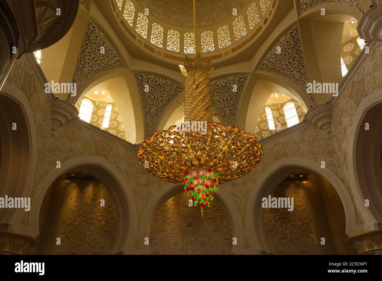 GRAND MOSQUE ABUDHABI INTERIOR Stock Photo - Alamy
