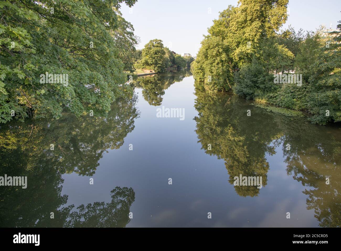 river medway flowing through the center of maidstone kent Stock Photo ...