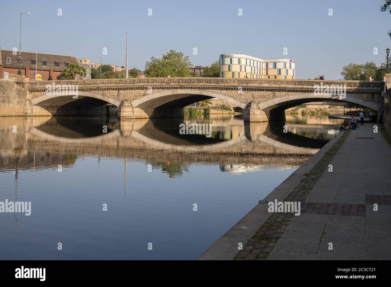 river medway flowing through the center of maidstone kent Stock Photo ...