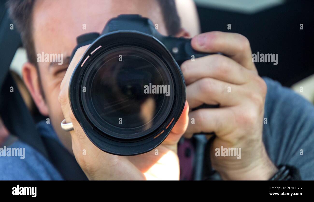 A look down the lens of a photographer with a DSLR Stock Photo - Alamy