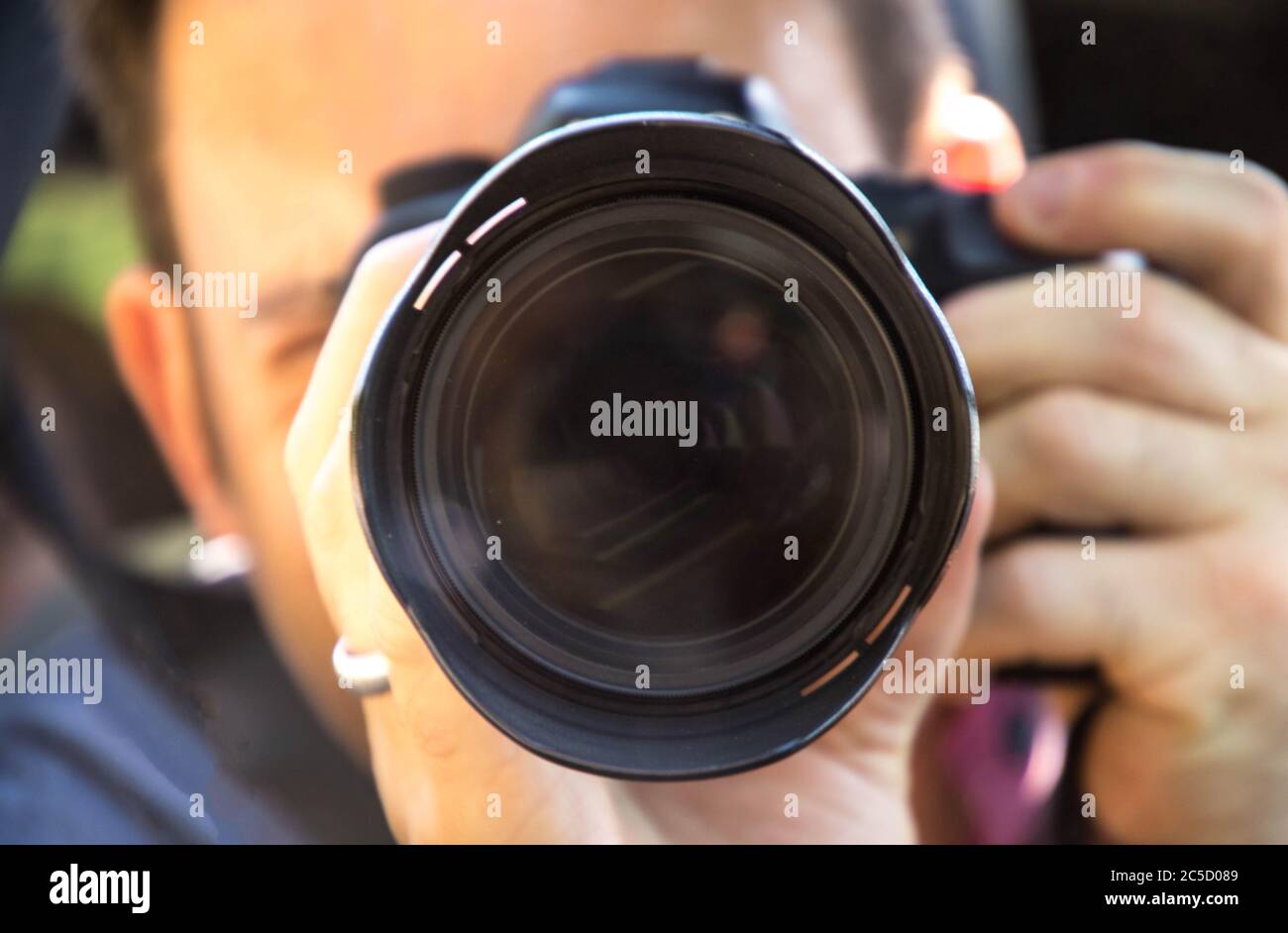 A look down the lens of a photographer with a DSLR Stock Photo - Alamy
