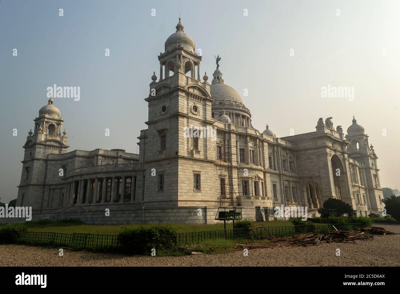 Side view of beautiful Victoria memorial in Kolkata Stock Photo - Alamy