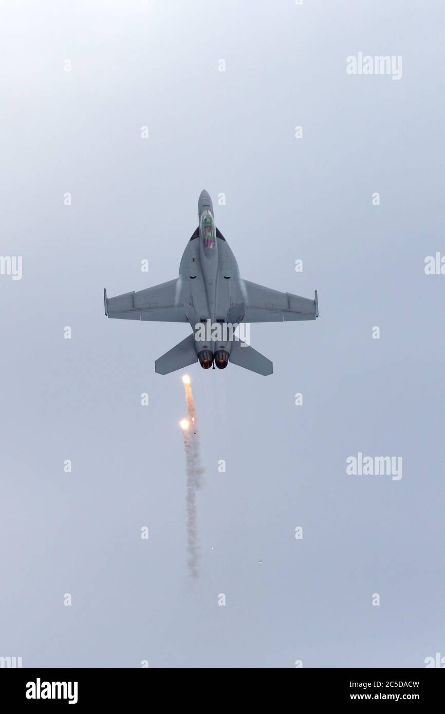 Military plane firing flares hi-res stock photography and images - Alamy