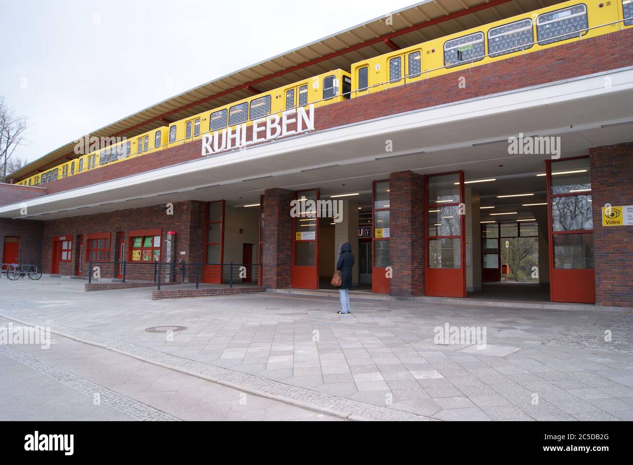 Der im Westen Berlins im Stadtbezirk Charlottenburg gelegene U-Bahnhof ...
