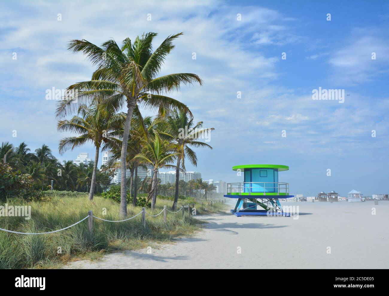 Beach in Miami Beach. Blue lifeguard tower Stock Photo - Alamy