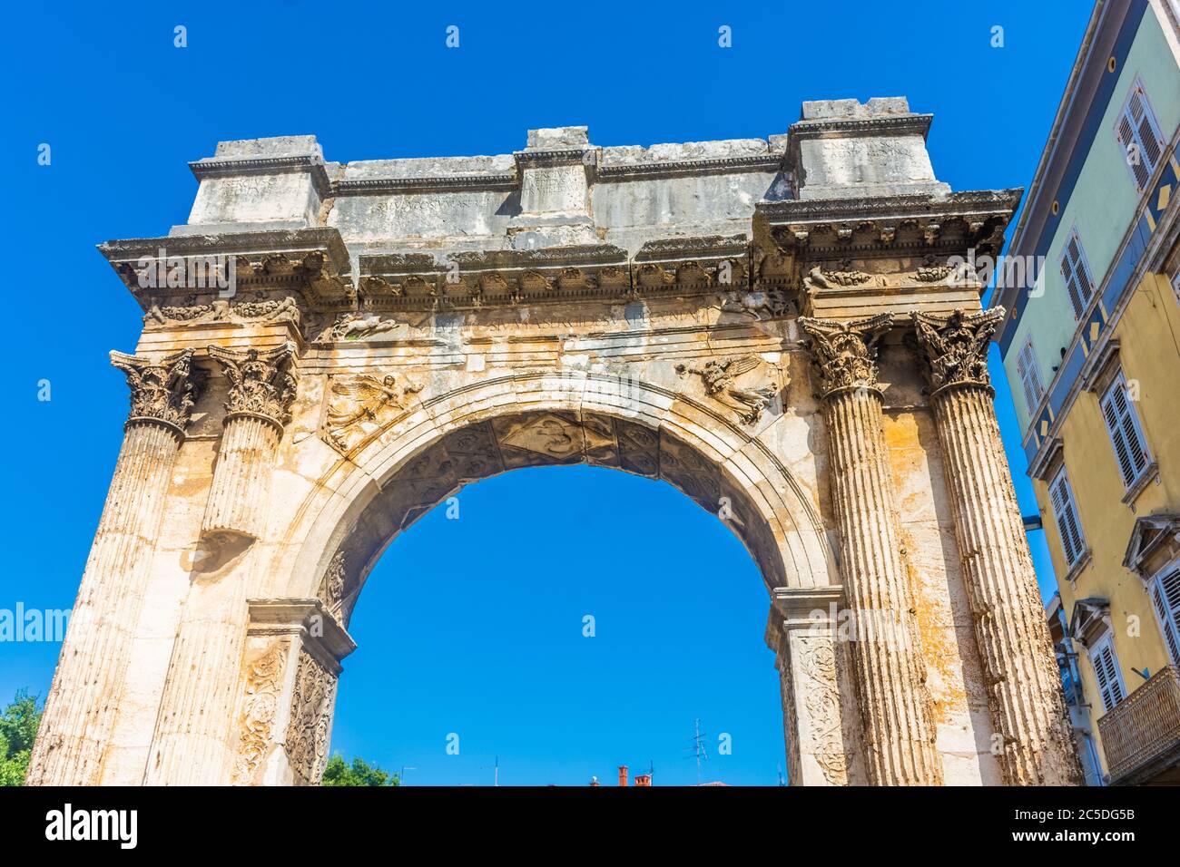 Triumphal Roman Arch in Pula, Croatia Stock Photo - Alamy