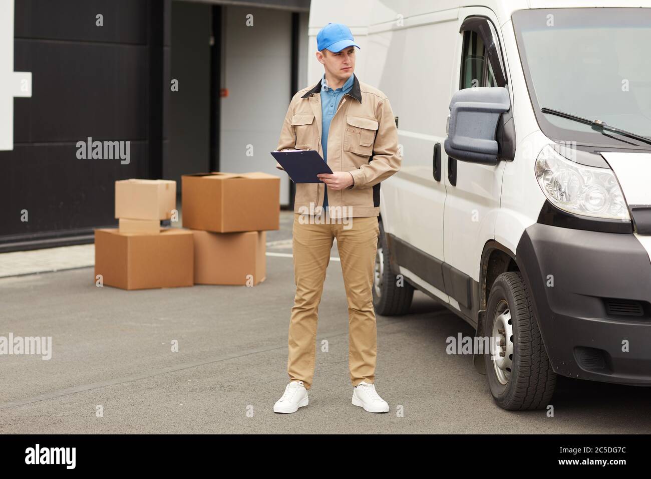 Business van loading with boxes hi-res stock photography and images - Alamy