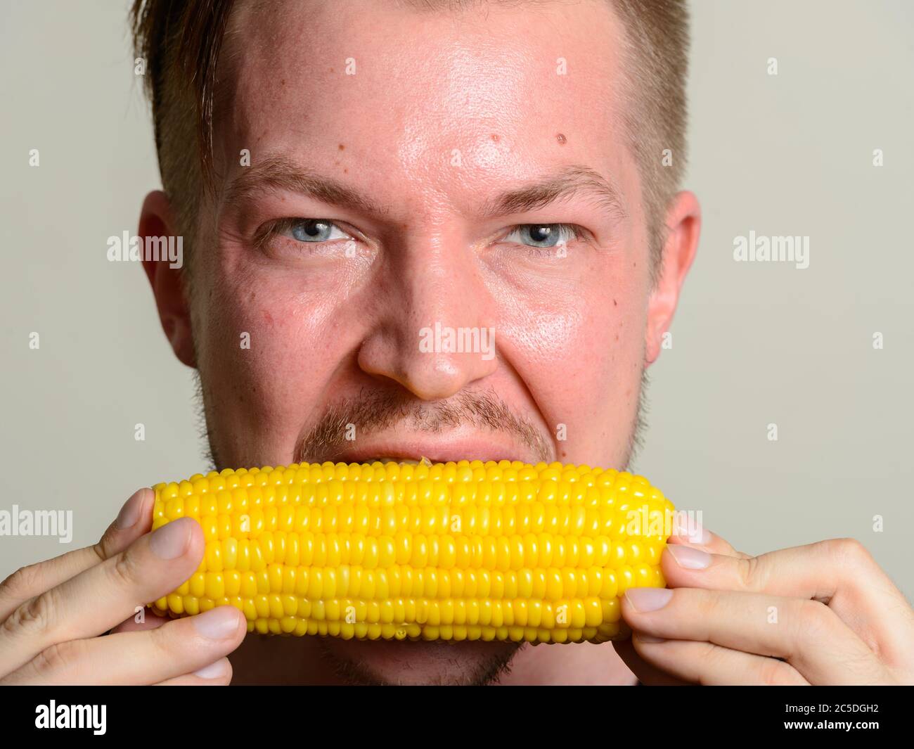 Guy eating corn on the cob hi-res stock photography and images - Alamy