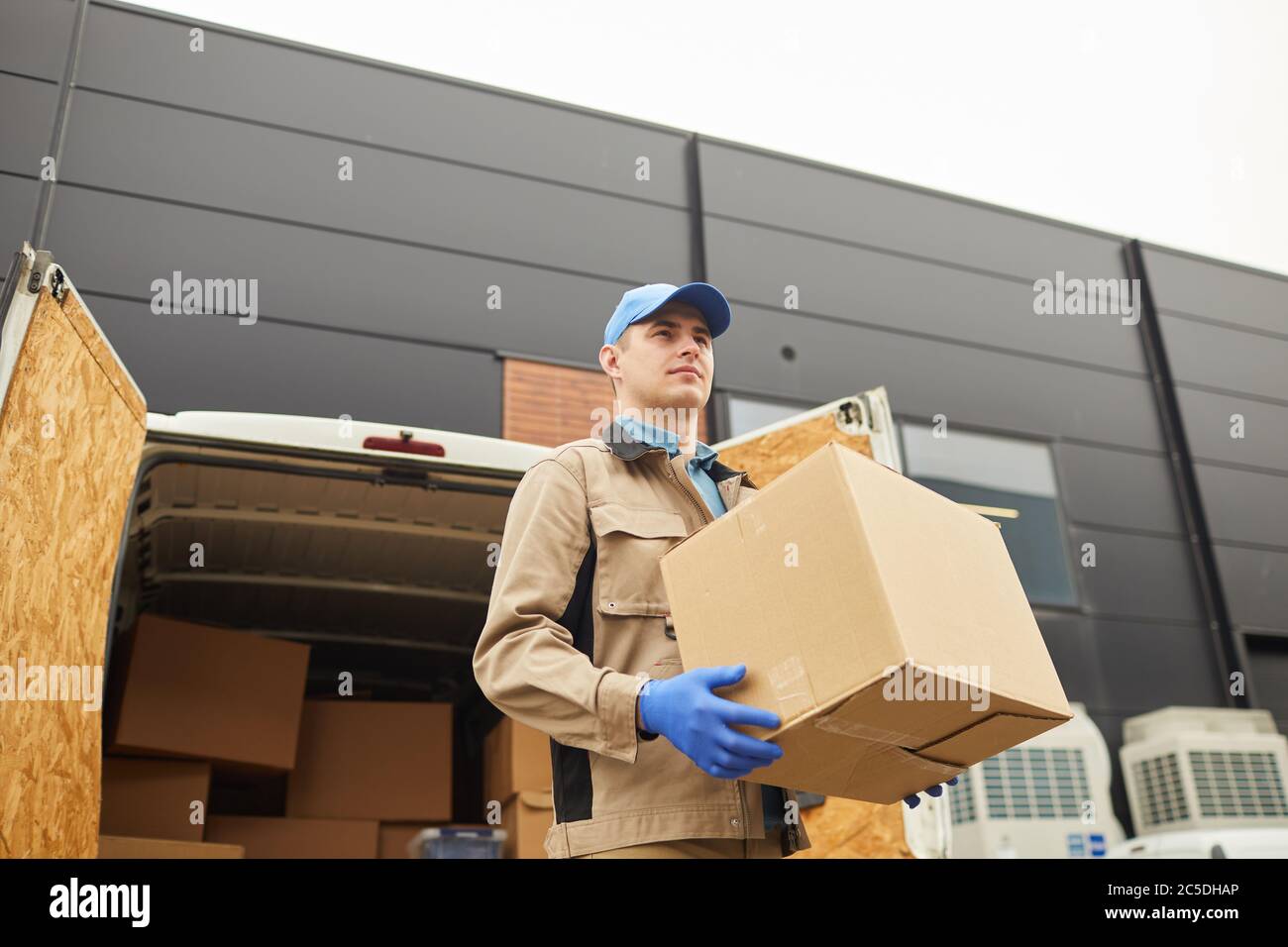 Man unloading boxes warehouse hi-res stock photography and images - Alamy