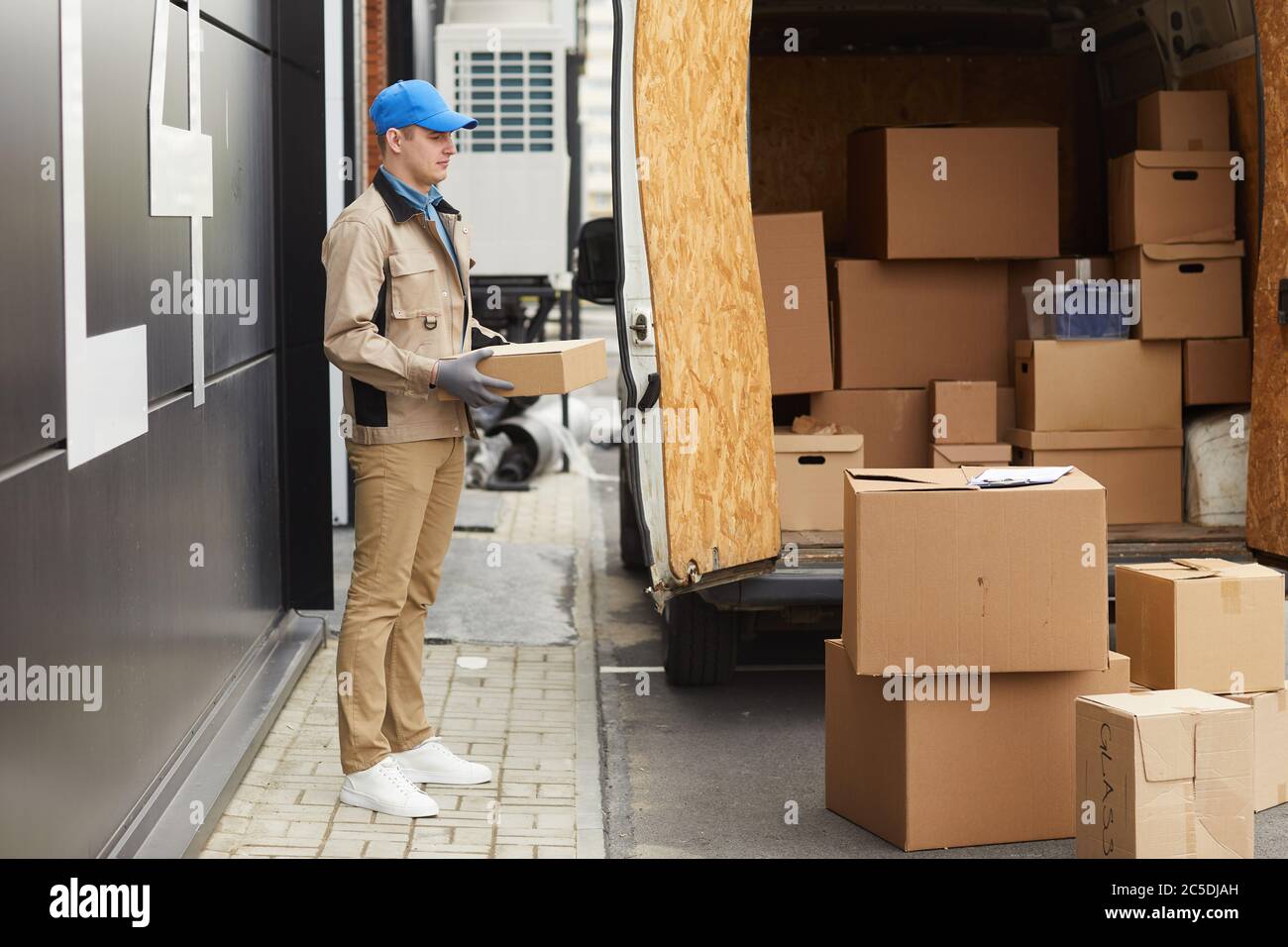 Business van loading with boxes hi-res stock photography and images - Alamy