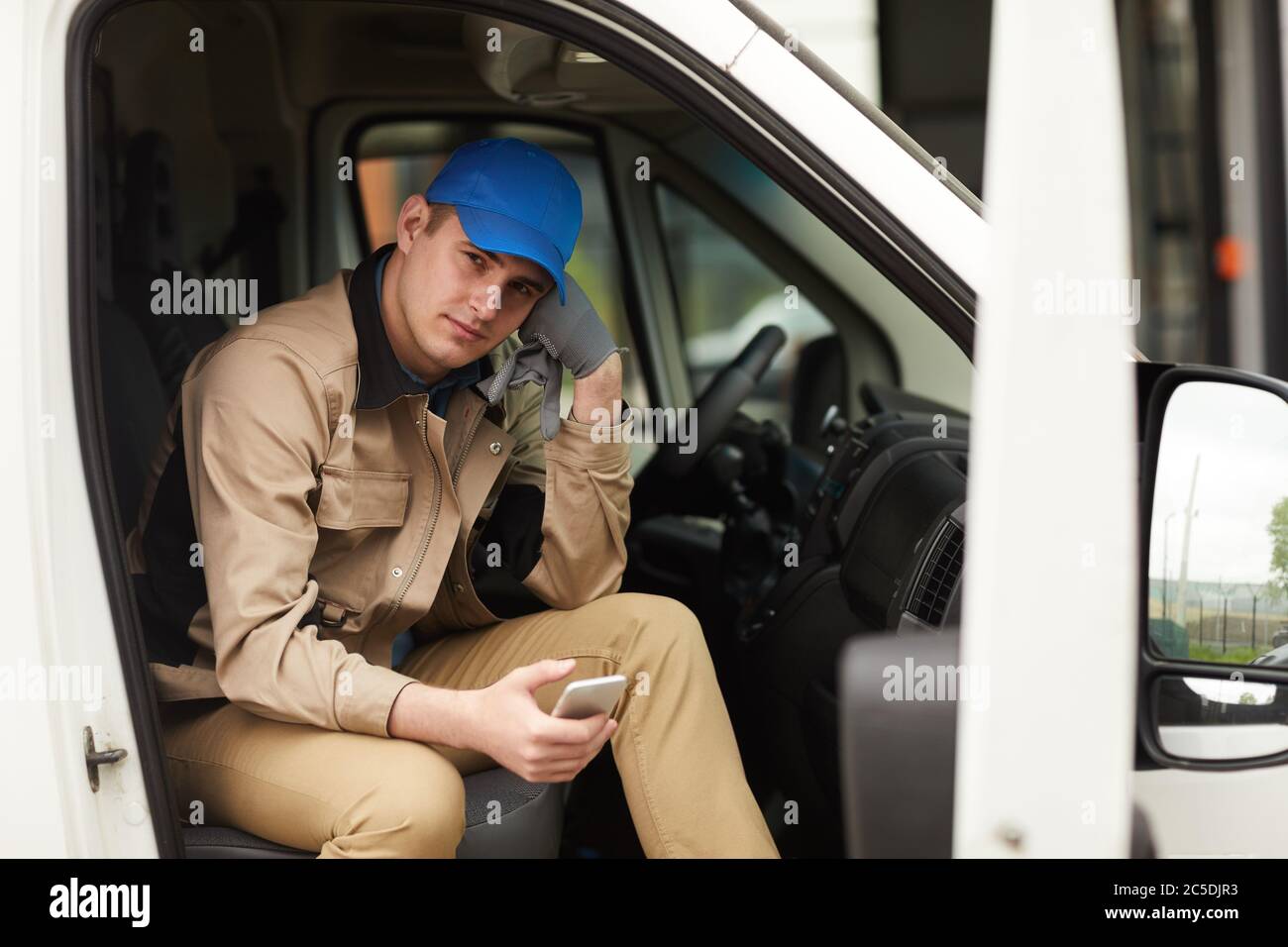 Delivery person driving van hi-res stock photography and images - Alamy