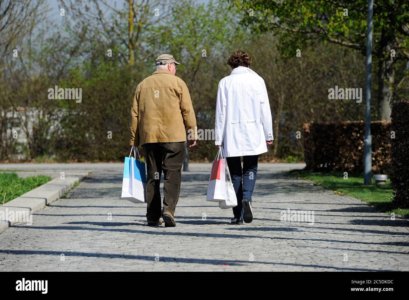 Bundestag decides on basic pension. Archive photo: pensioners, married ...