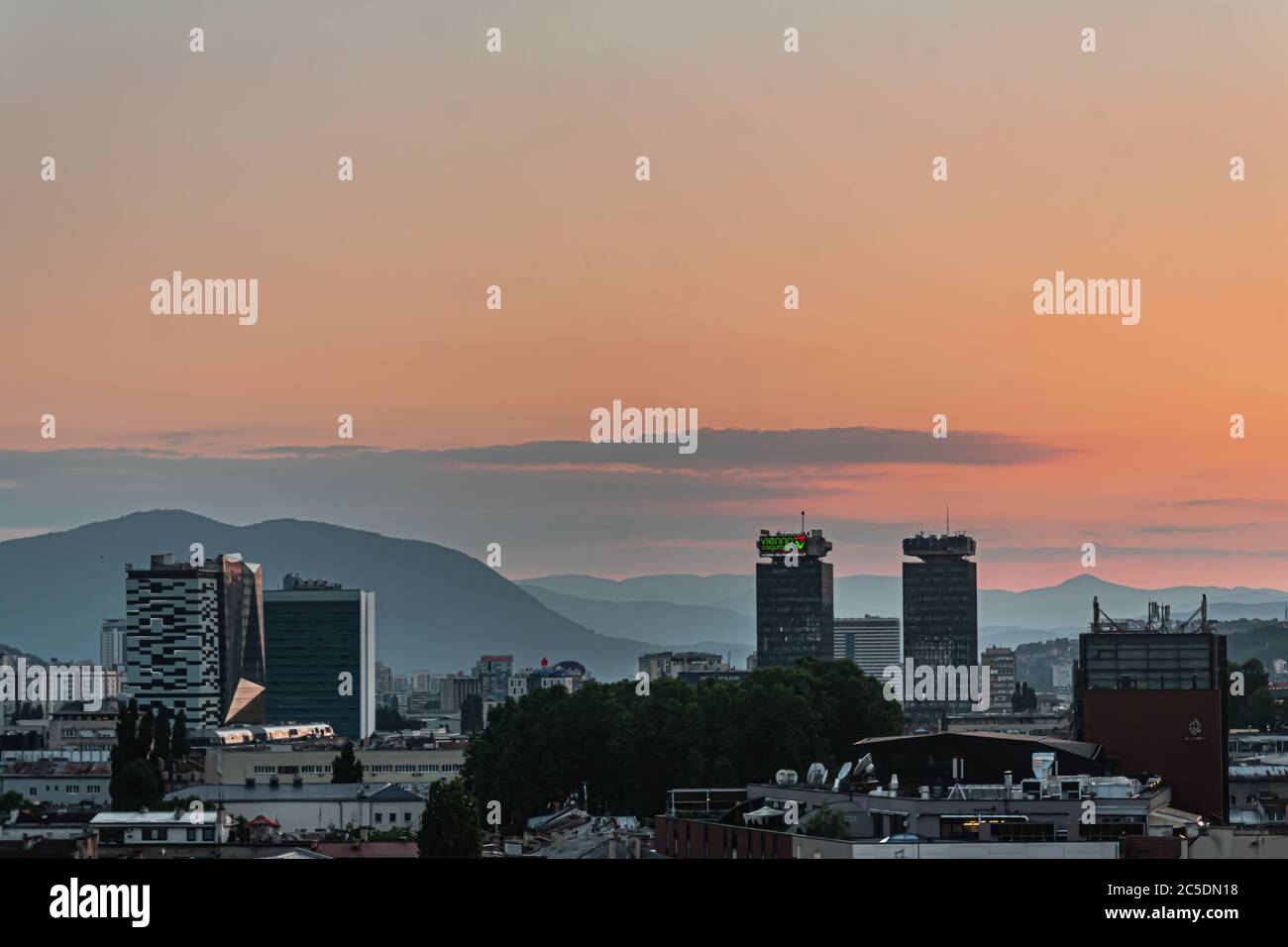 Twin skyscrapers hi-res stock photography and images - Alamy